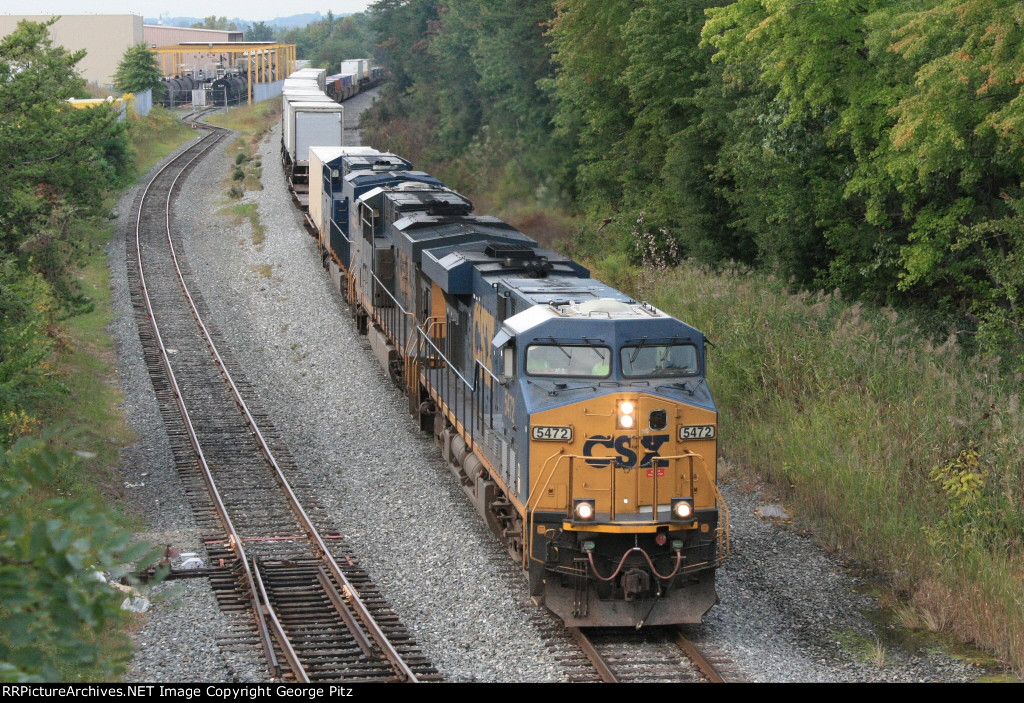 CSX 5472 and train Q032